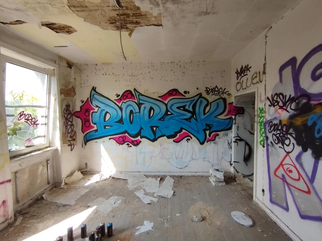 Lost Place Graffiti | Scrolller