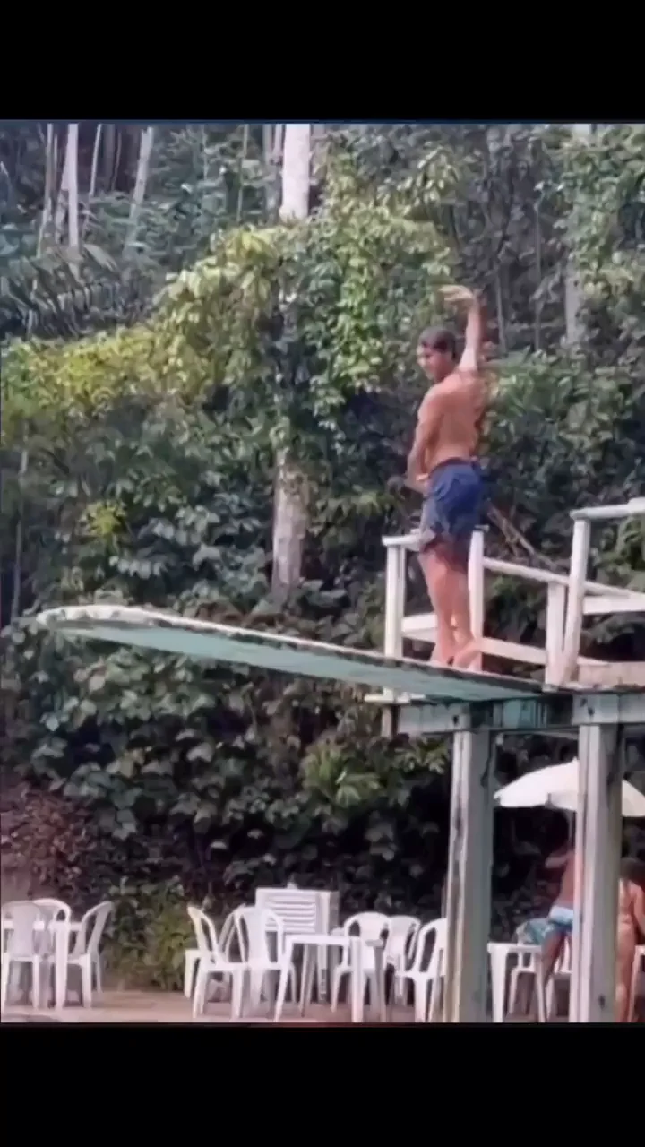 Diving freestyle | Scrolller