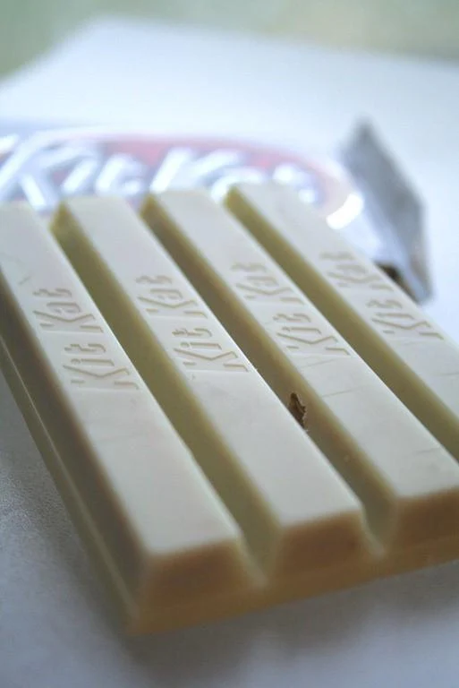 White Kit Kat | Scrolller