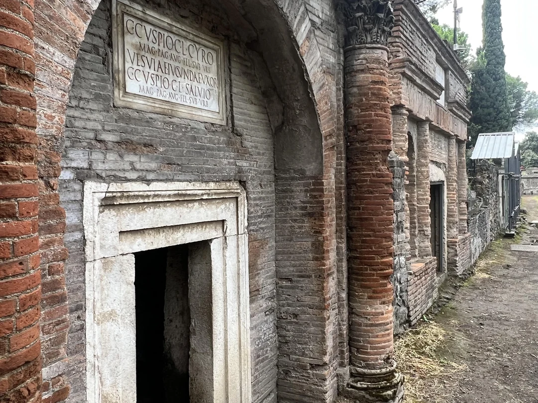 Mausoleum in Pompeii | Scrolller