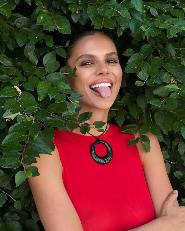 Viki tongue action | Scrolller