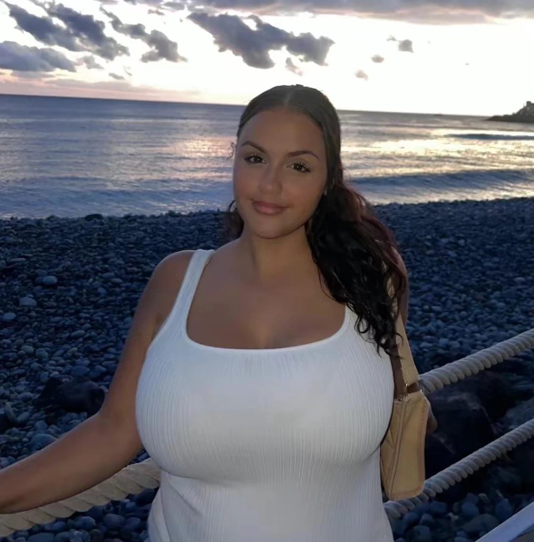 I think she needs help holding them | Scrolller