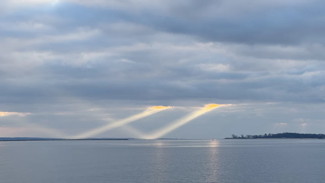 First sail of 2024 + crazy atmospheric effect | Scrolller