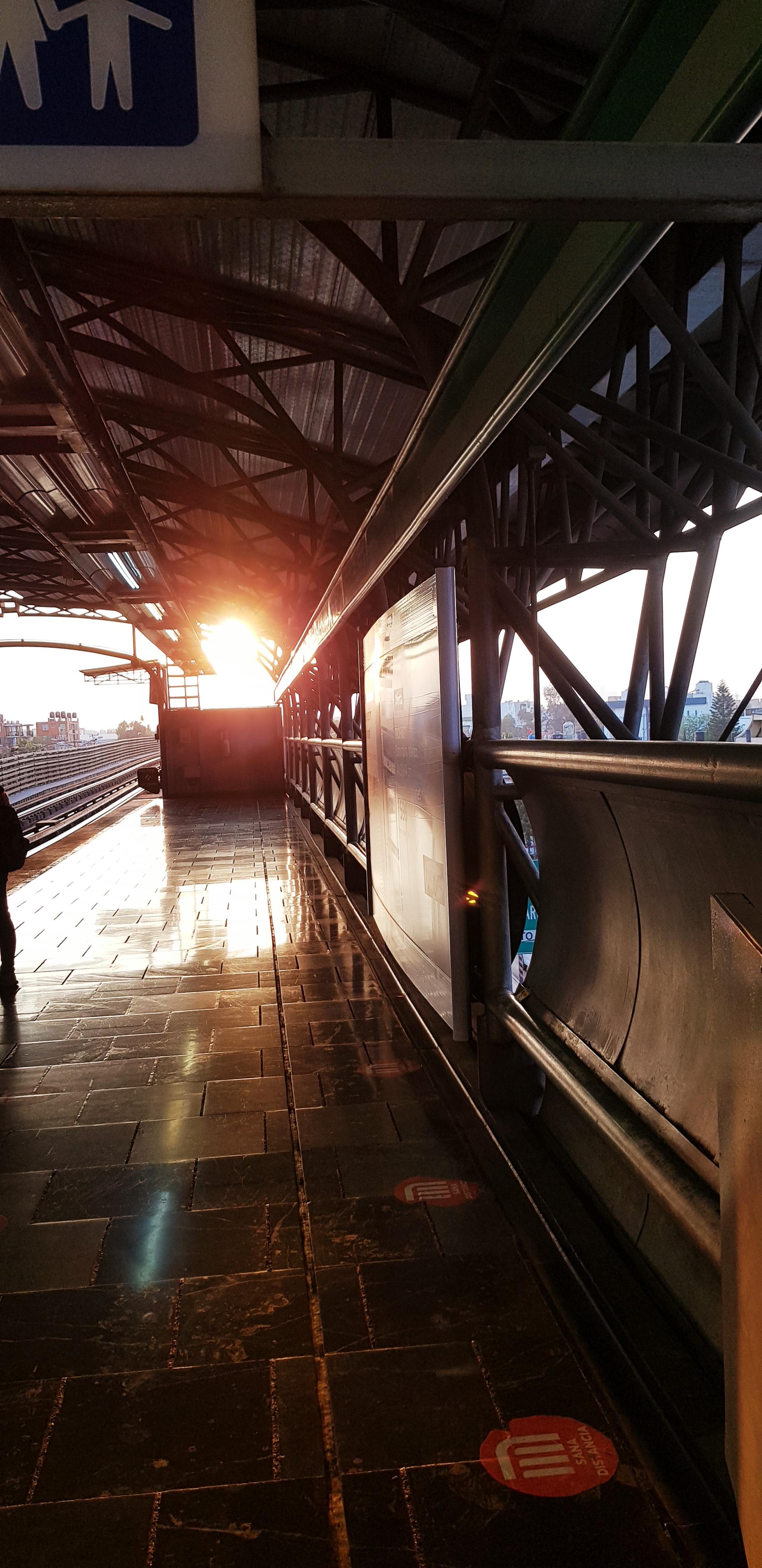 Atardecer en el metro de Chilangogrado | Scrolller