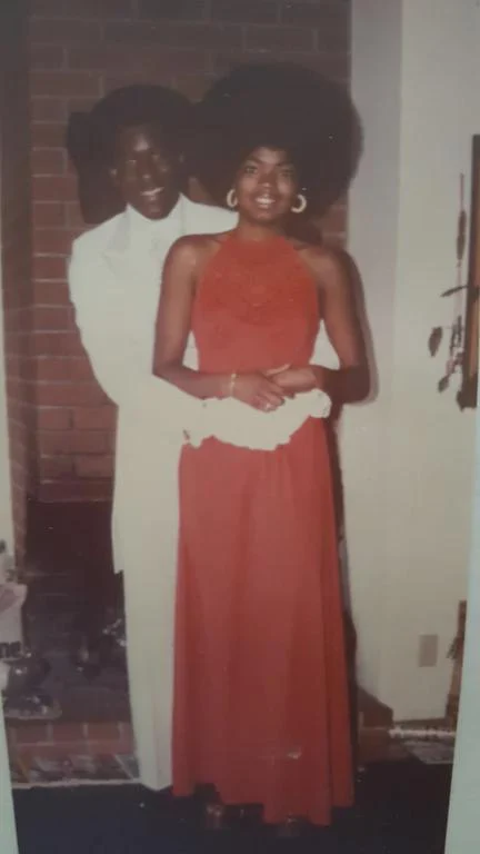 My friend's mom with her prom date.in 1976. | Scrolller