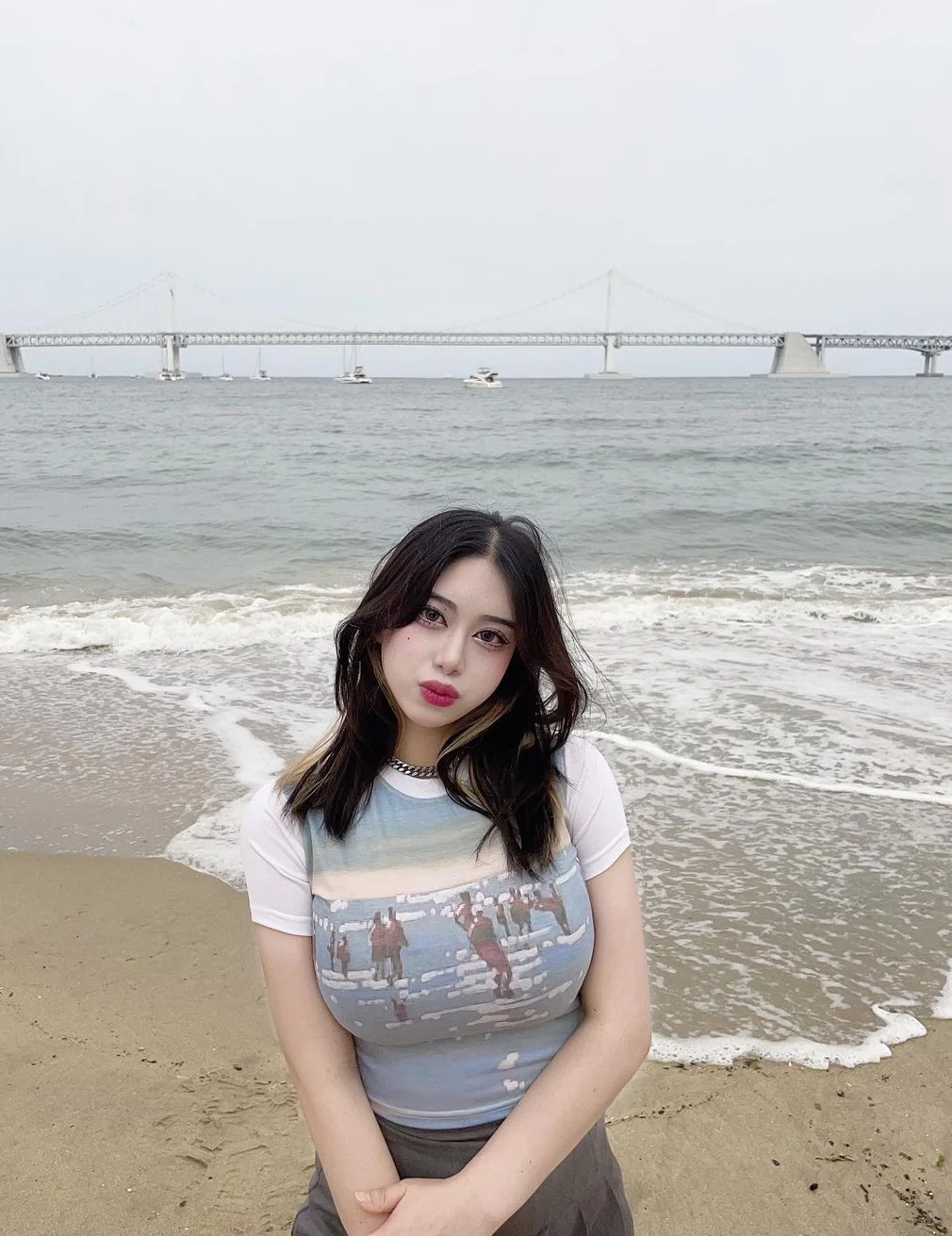 between arms | Scrolller