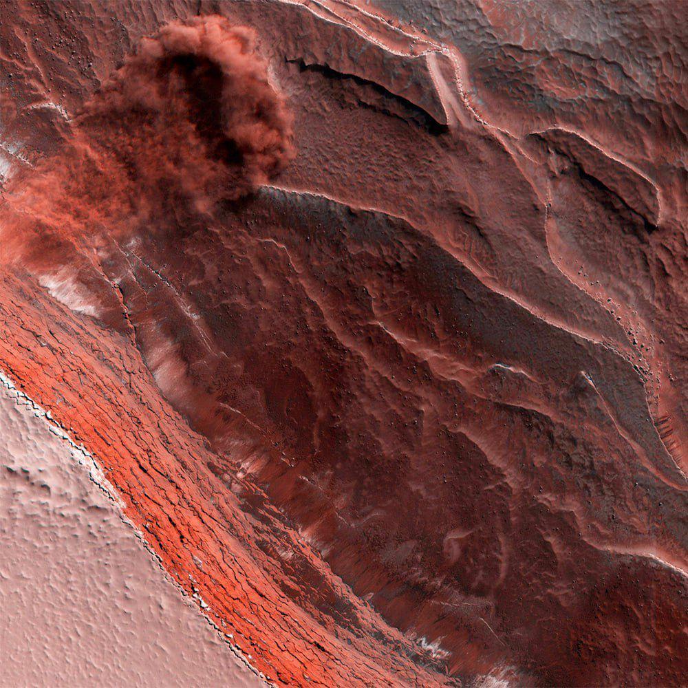 Avalanche descends from 500-meter cliff on Mars | Scrolller
