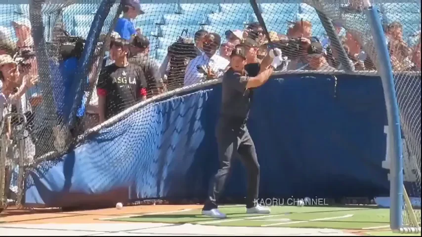 Ohtani hitting balls out of Dodger stadium ('22 ASG BP) | Scrolller