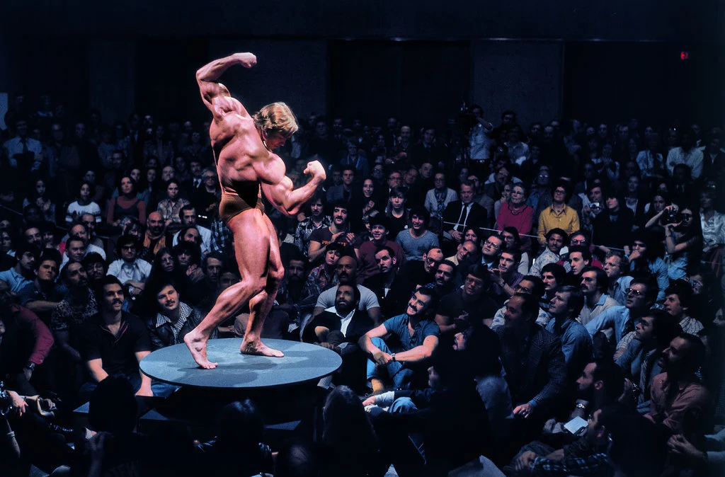 Arnold Schwarzenegger photographed by Elliott Erwitt at the Whitney Museum, 1976 | Scrolller
