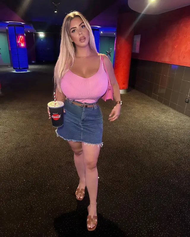 Busty Barbie | Scrolller