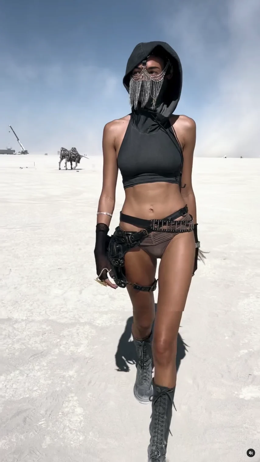 Kelly Gale | Scrolller