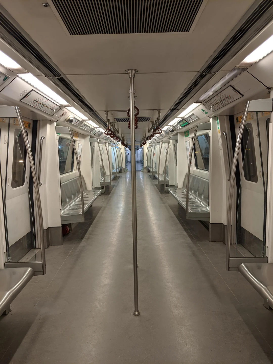 A rare sight [Delhi Metro/Yellow Line] | Scrolller