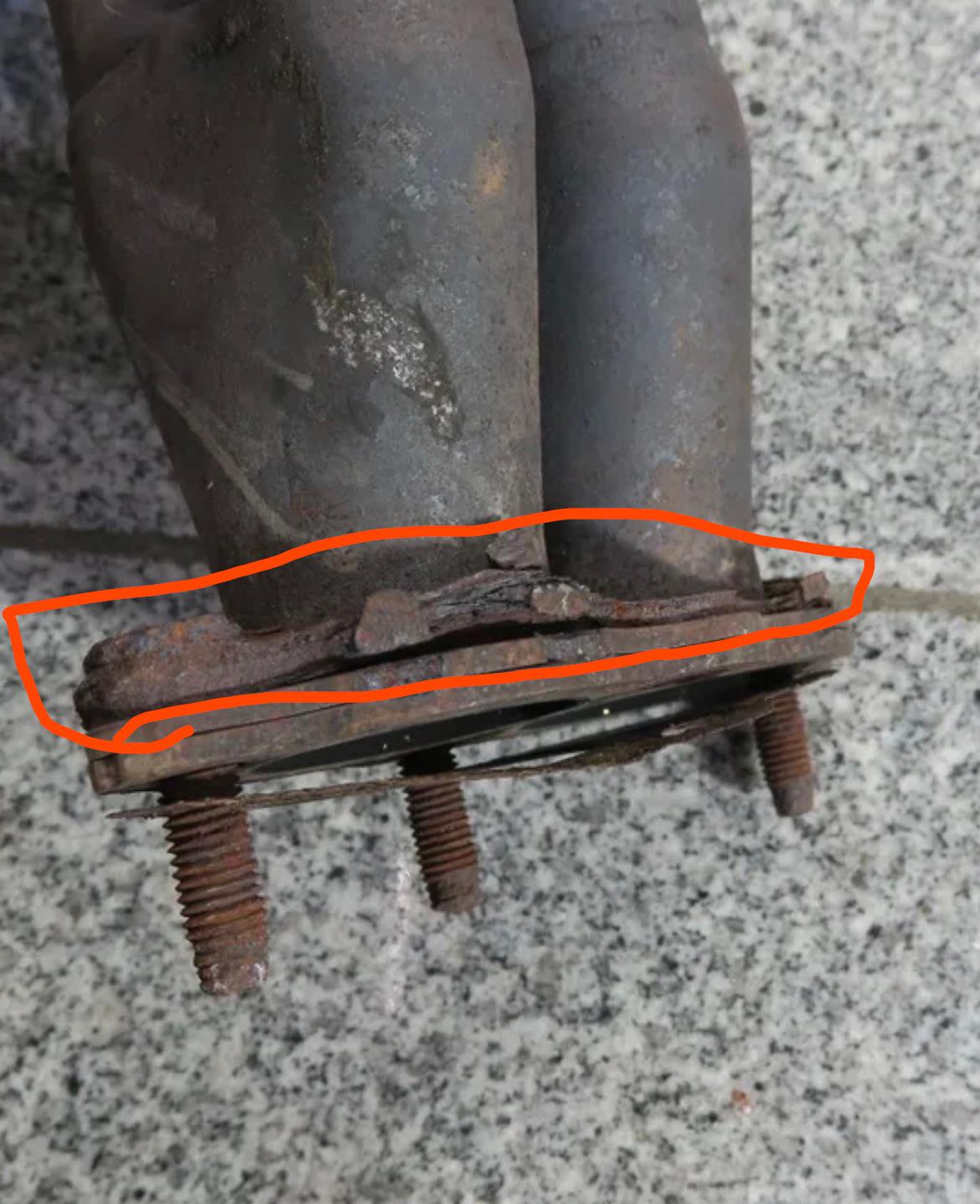 E36 318is exhaust manifold studs to cat broken | Scrolller