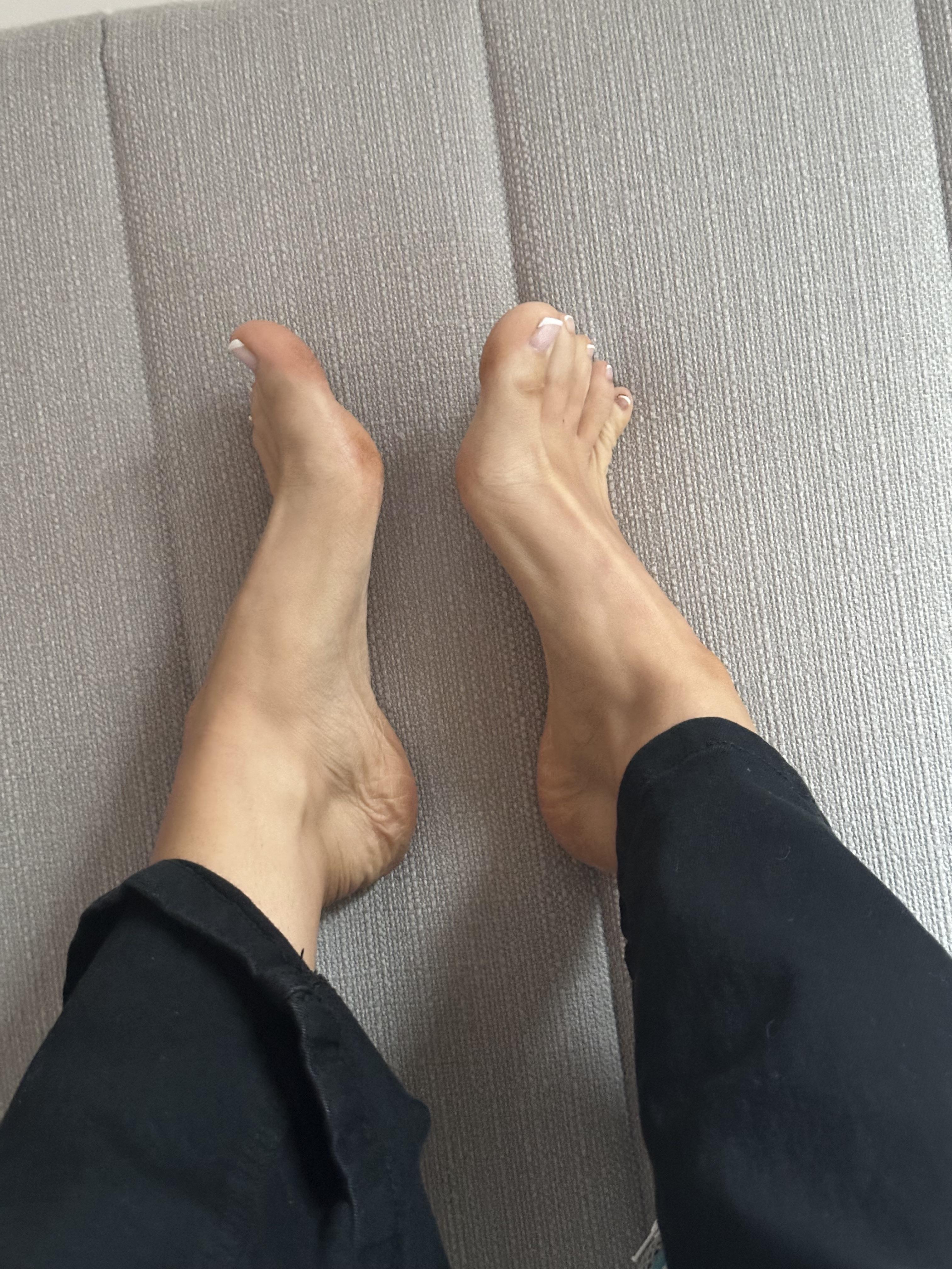 Arches and toes > | Scrolller