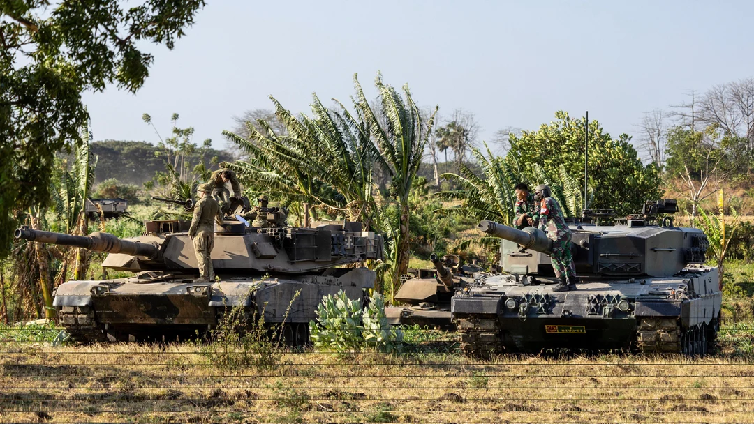 M1A1 Abrams & Leopard 2A4 | Scrolller