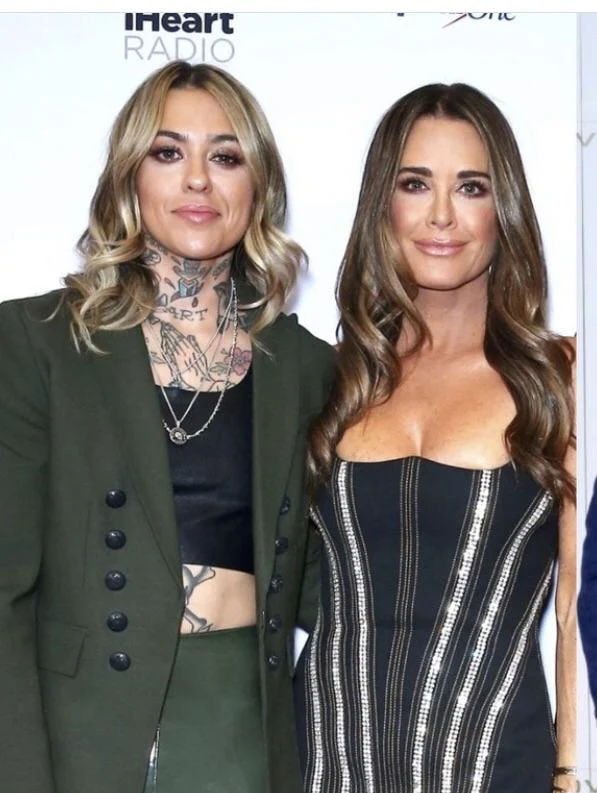 What. Am. I. Missing? | Scrolller