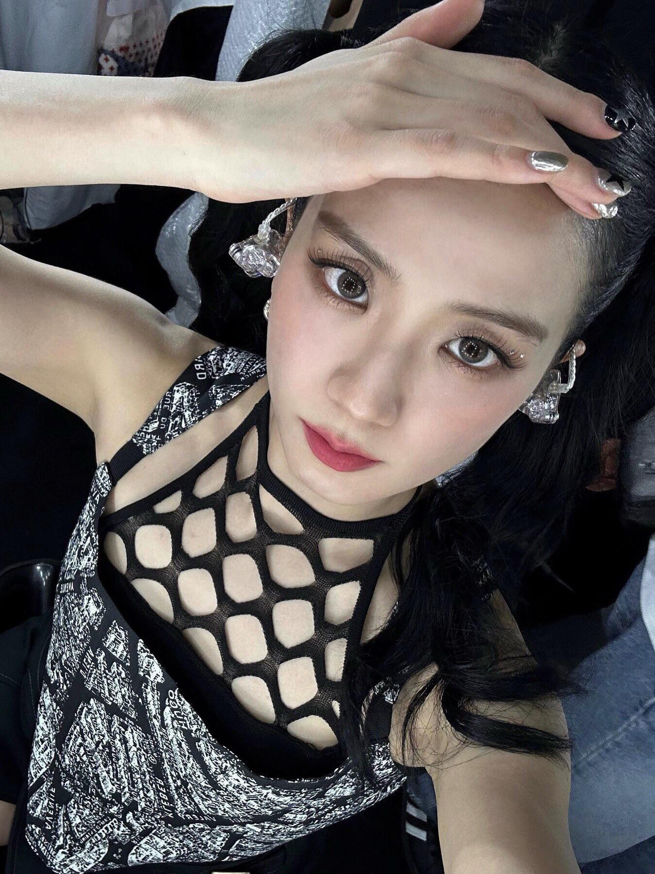 230531 Jisoo | Scrolller