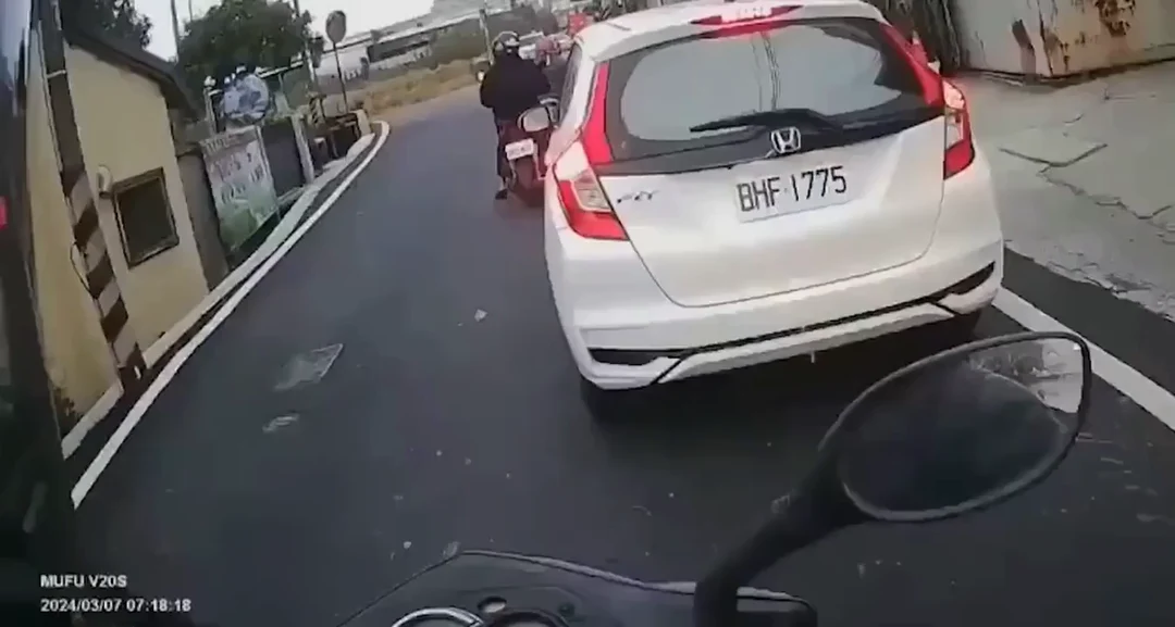 Strongest moped/scooter ever? 🤔 | Scrolller