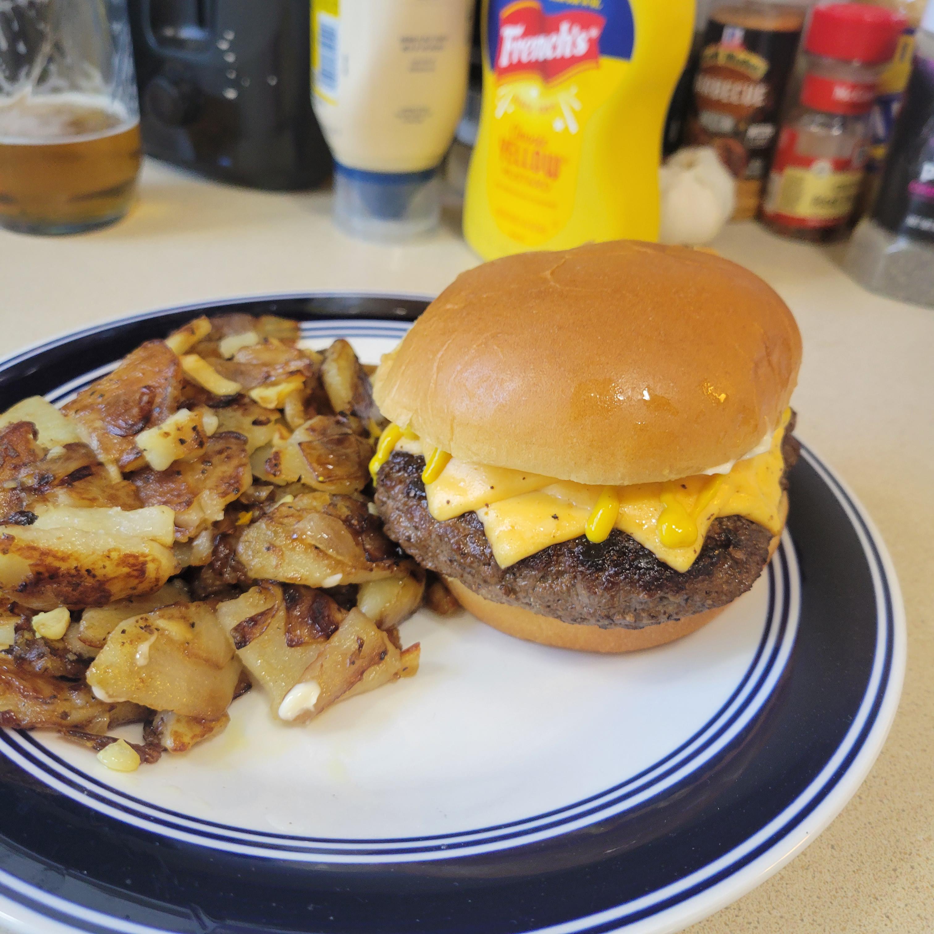Cheeseburger with garlic and onion fries | Scrolller