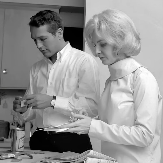 Joanne Woodward and Paul Newman in their house (1962) | Scrolller