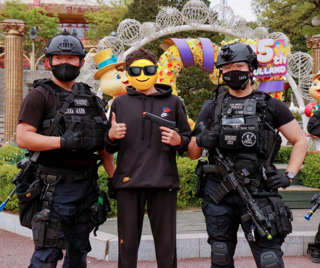 Hi. This is my LAPD SWAT gears. | Scrolller