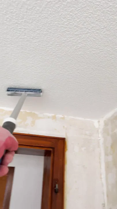 Removing wallpaper from the ceiling | Scrolller