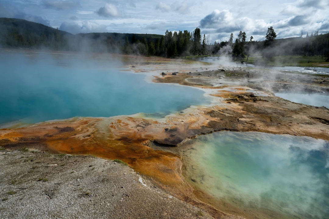 Hot Springs in Yellowstone [oc][9504x6336] | Scrolller