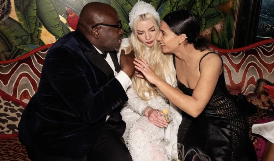 This is awkward... | Scrolller