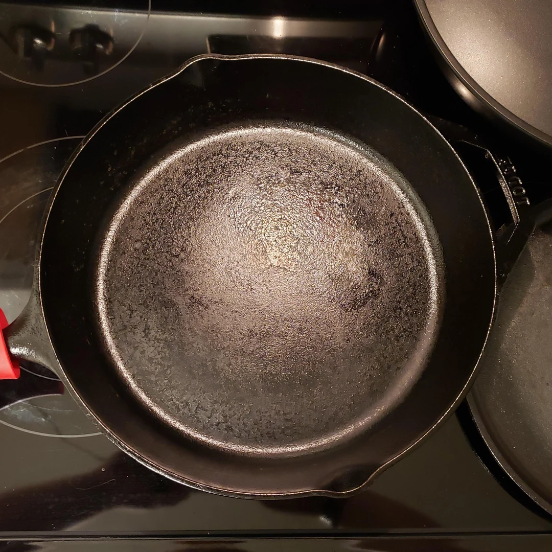 tiny crack in pan center | Scrolller