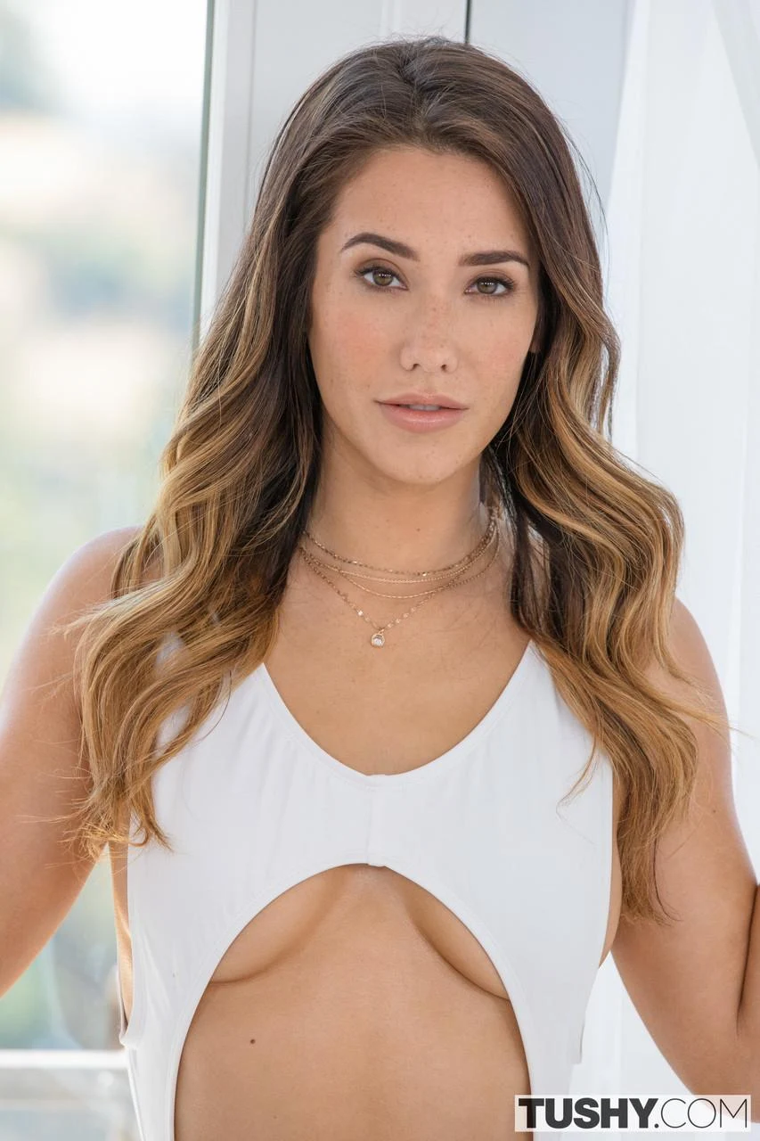 Eva Lovia | Scrolller