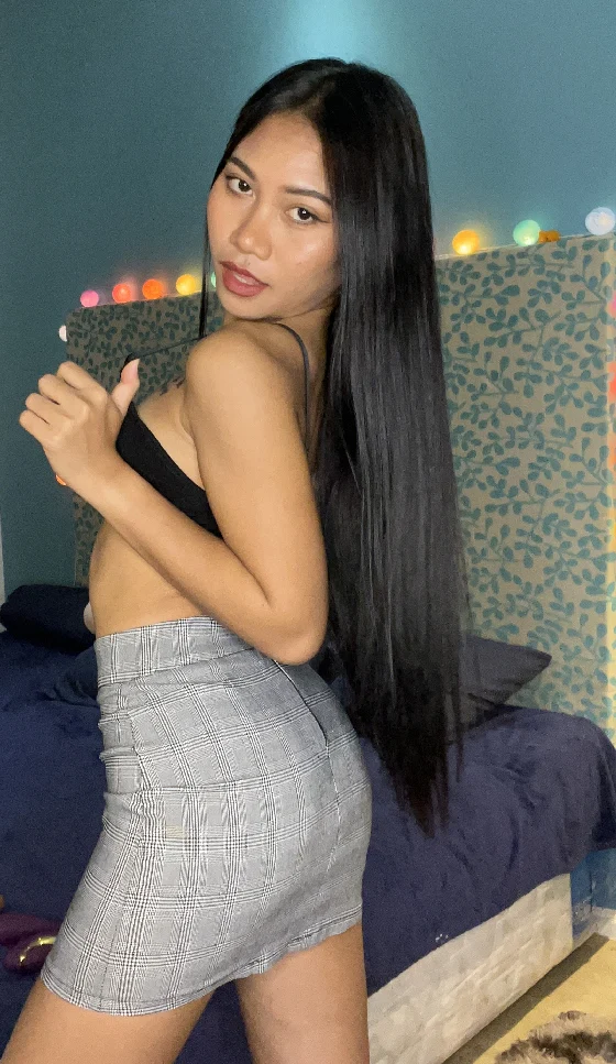 Wanna worship my short tight skirt? | Scrolller