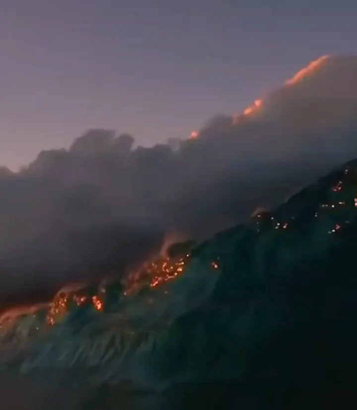 The magic of the Californian sunset’s reflections into a breaking wave | Scrolller