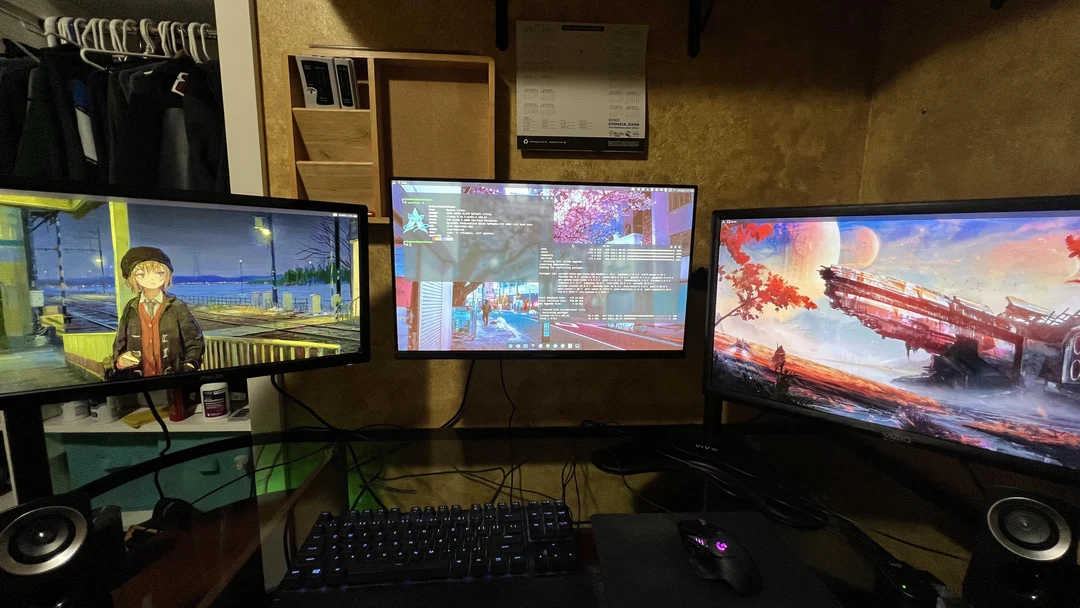 [Desktop] New desk and improved layout :) | Scrolller