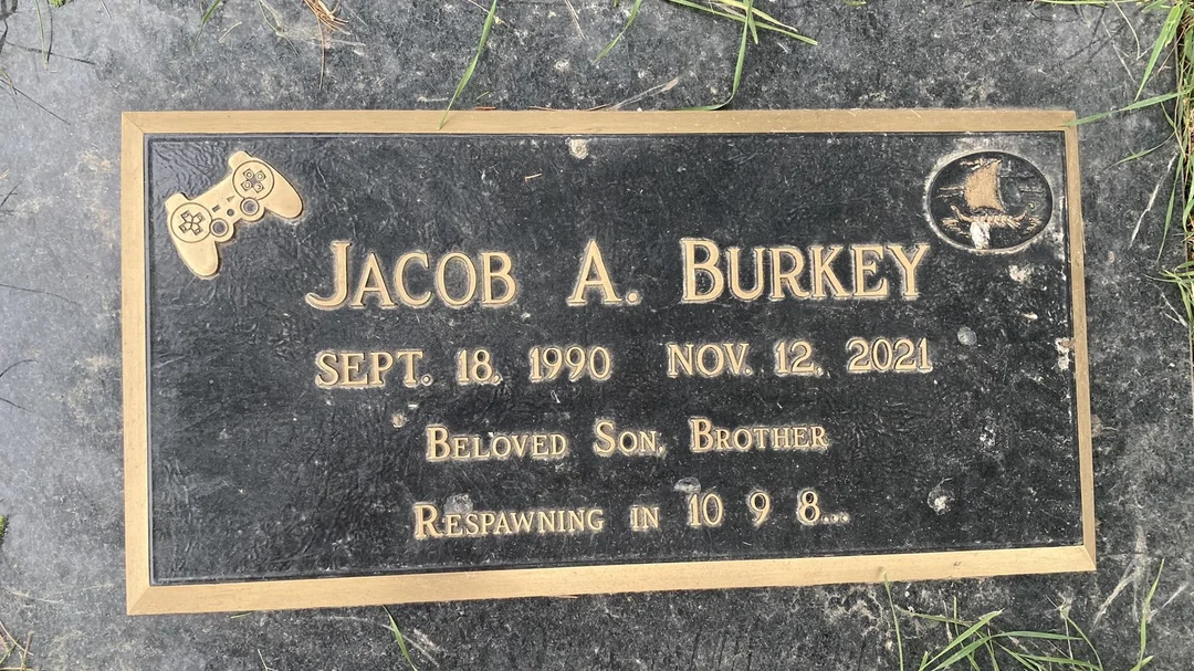 Gamer grave. Cedar Memorial, CR, IA | Scrolller