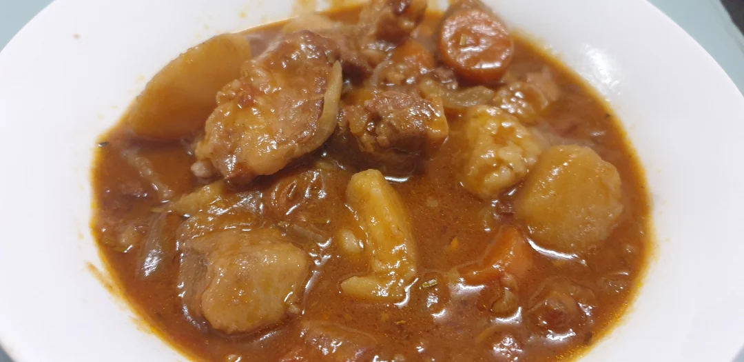 Lamb stew with rosemary, garlic and red wine | Scrolller