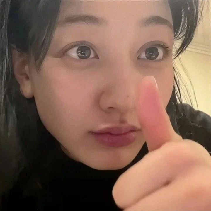 Jihyo thumbs up | Scrolller