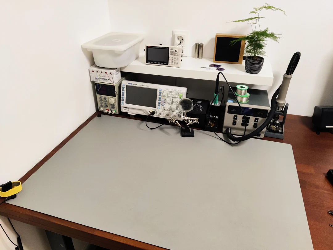 My workbench | Scrolller