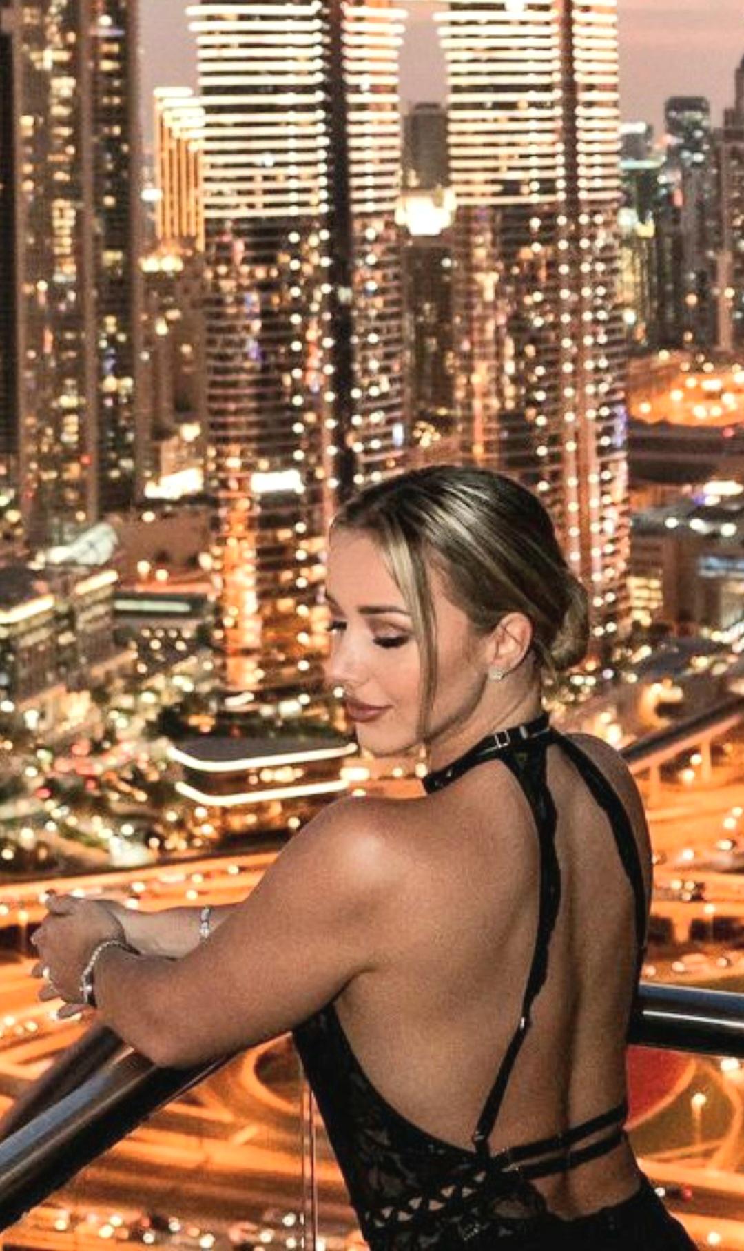 Emma Heesters | Scrolller