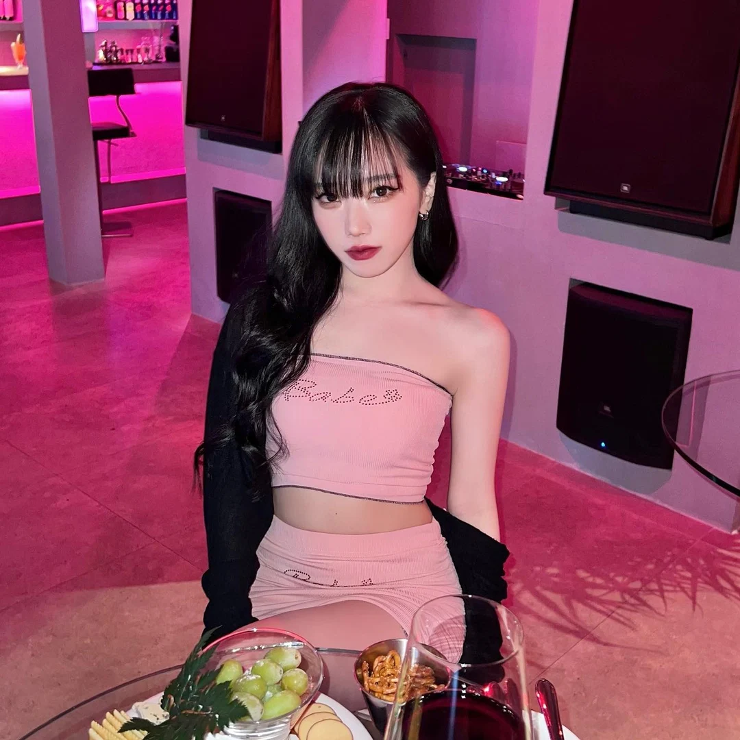 Boob tube | Scrolller