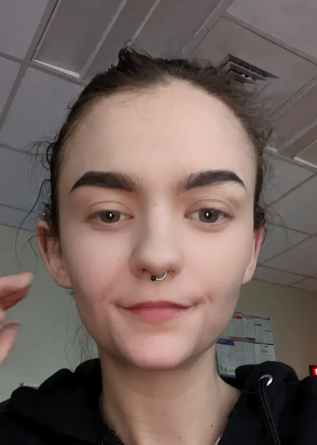 Thick brows or thinner brows? | Scrolller