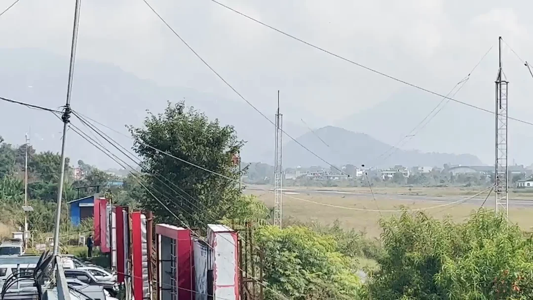 Propellers of Plane Appears Still during Takeoff due to Camera Shutter Effect | Scrolller