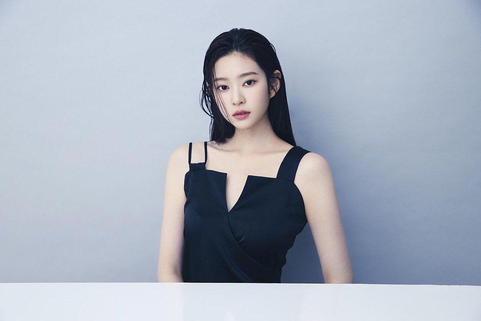 220205 Kim MinJu Instagram Update | Scrolller