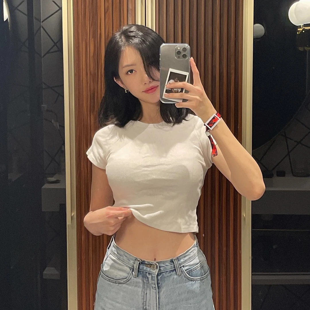 Midriff reveal | Scrolller