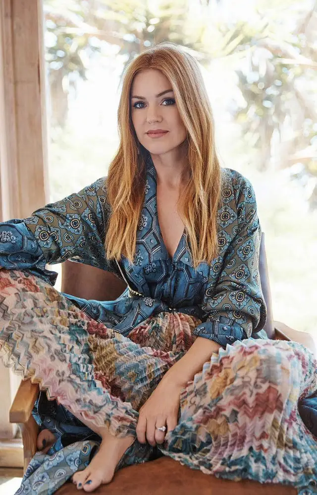 Isla Fisher | Scrolller