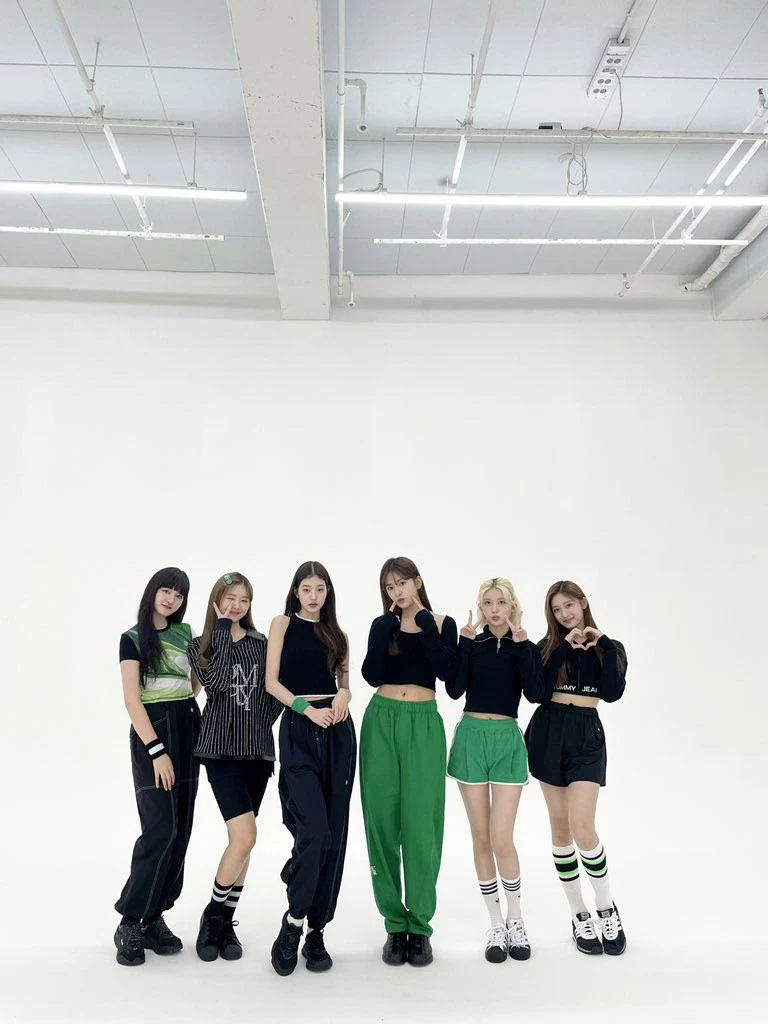 221023 IVE Official Twitter Update with An Yujin & Jang Wonyoung | Scrolller