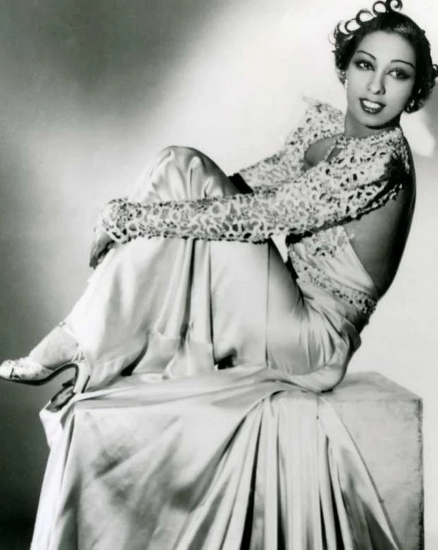 Josephine Baker in Paris in the 1920s. | Scrolller