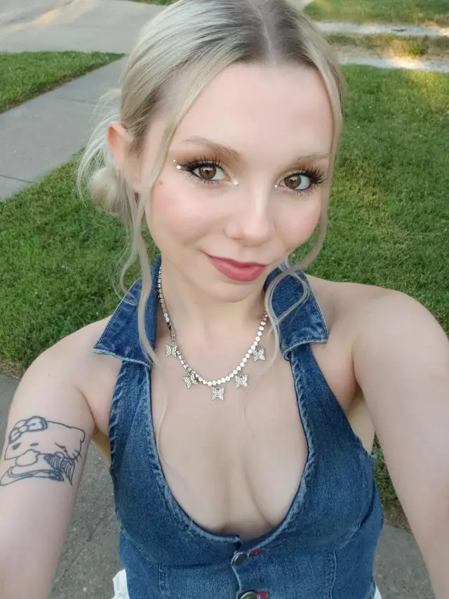 Nothing between us but a couple of buttons... | Scrolller