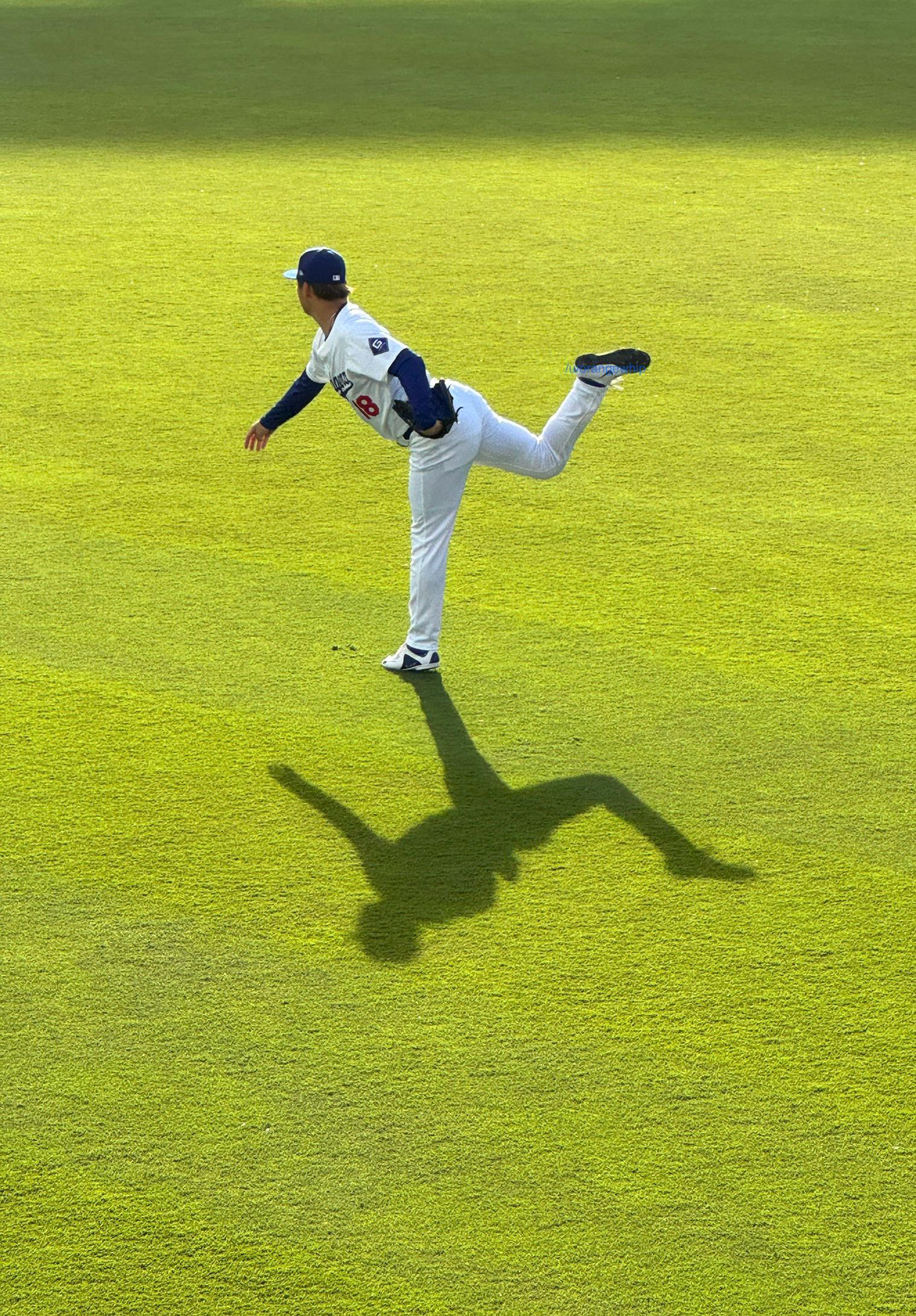 Yamamoto warming up before his first start | Scrolller