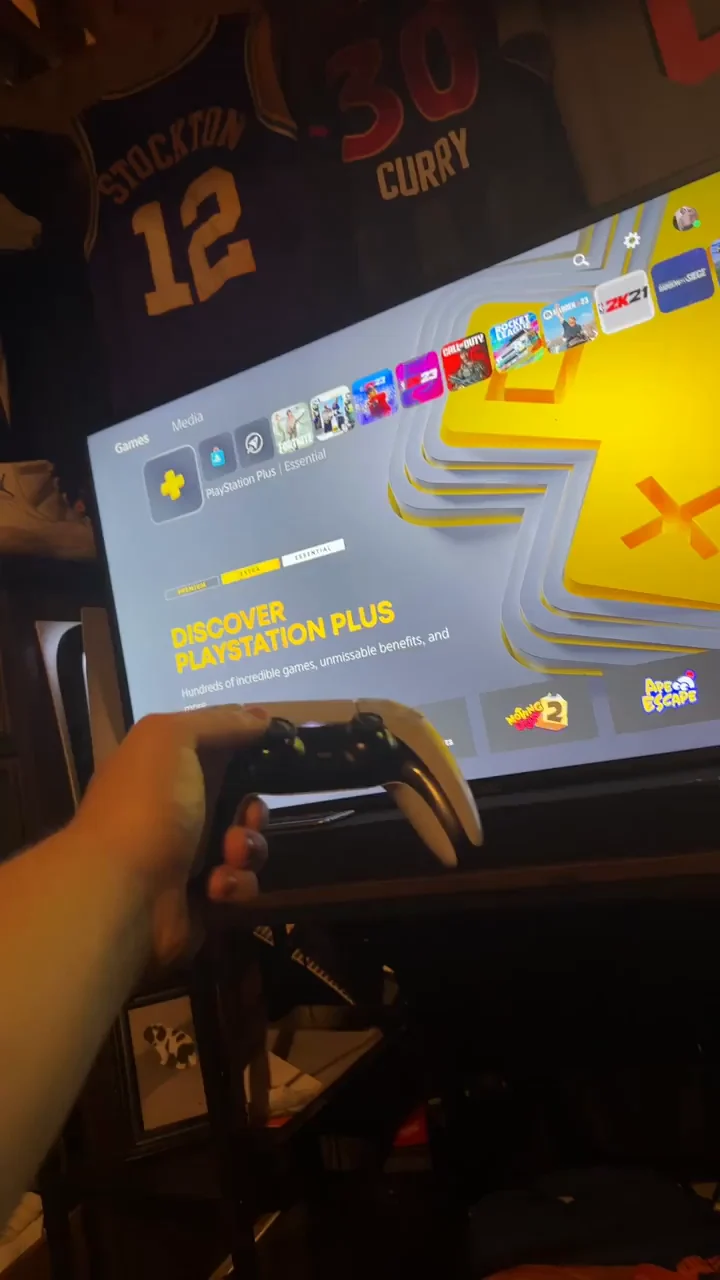 Why does my ps5 controller do this | Scrolller