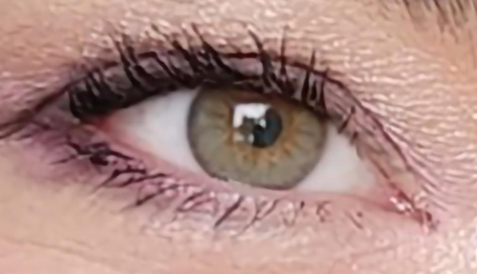 What colour are my eyes? They look darker from far away. | Scrolller